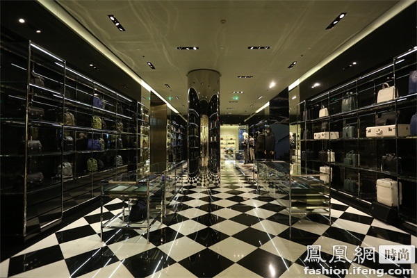 PRADA在中国上海环贸广场IAPM开设新店_凤凰时尚