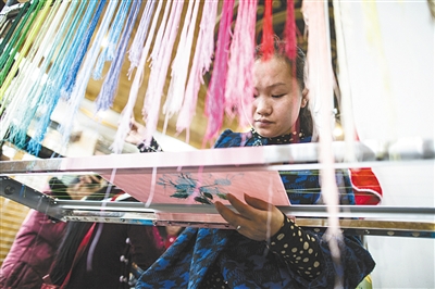 余英穿针引线留住最后的手工苗绣 苗绣 刺绣 凤凰财经