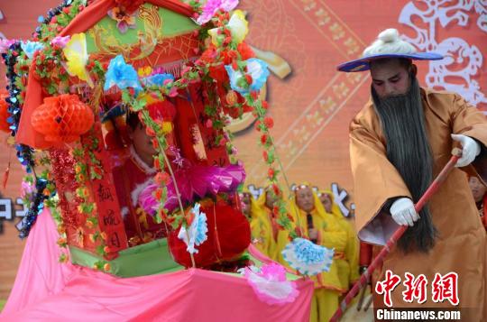 甘肃清水上演跑旱船舞闹元宵祈福 表演艺术 船公 凤凰资讯