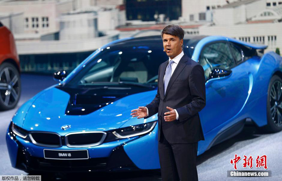 法兰克福国际车展 宝马CEO当众滑倒囧态百出_频道_凤凰网