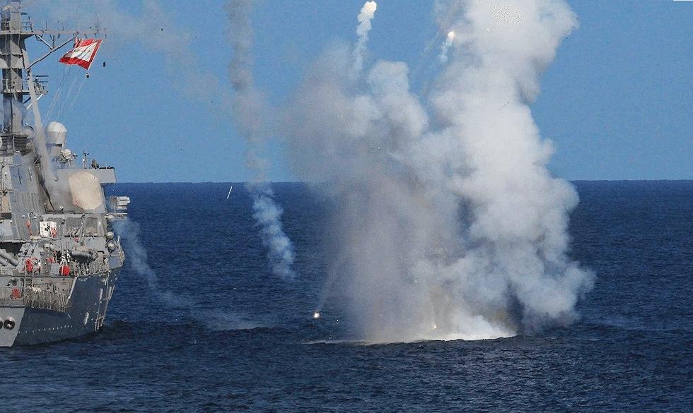 美军驱逐舰发射导弹失败 碎片飞溅致舰艉起火(图)_凤凰资讯