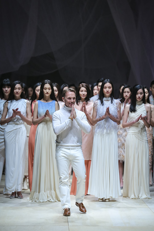 1436 Cashmere Emotion高定系列惊艳亮相_凤凰时尚