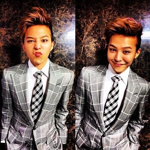 G DRAGON自爆表情照 穿西装搞怪个性足(图)|照片|演唱会_凤凰音乐