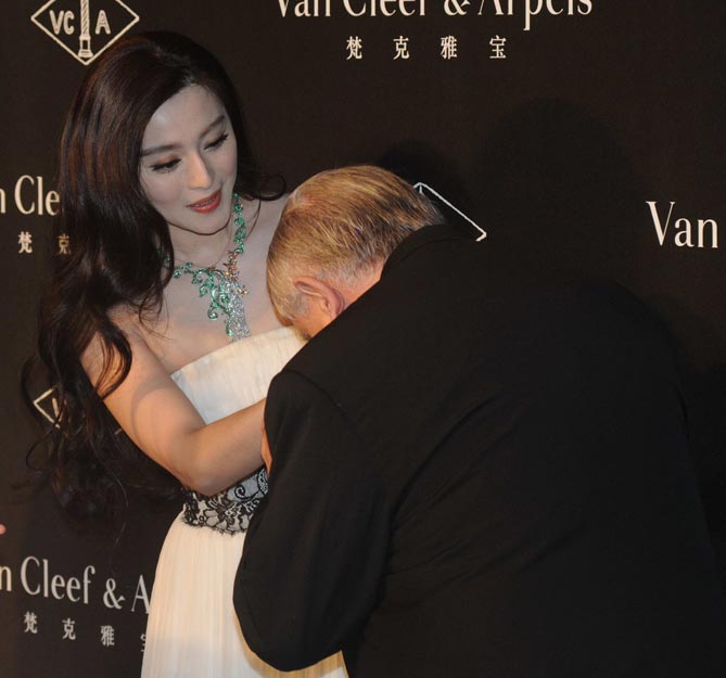 范冰冰出席时尚活动 获外籍男士行吻手礼[高清大图]_娱乐频道_凤凰网