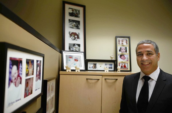 洛杉矶时报：通过代孕，中国夫妇赴美“生孩子”_凤凰网资讯_凤凰网