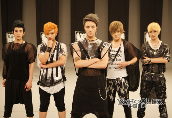 0086男团海量花絮照曝光 拍摄之余欢乐不断_音乐频道_凤凰网